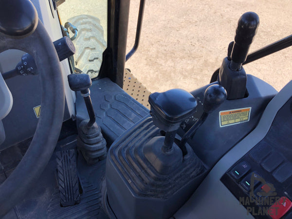 2016 CAT 415F2 IL 4x4 Landscape Loader